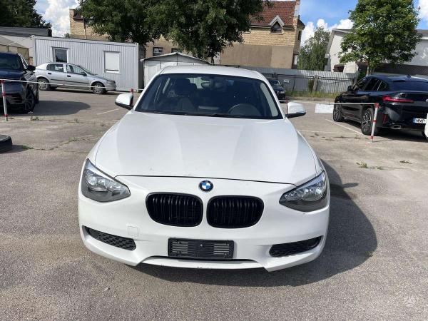 White BMW 116 2013 in Siauliai, with an engine capacity of 1.60 L and mileage of 210 thousand km for 3750 €, photo 3 on AUTOMOTO.COM.LV