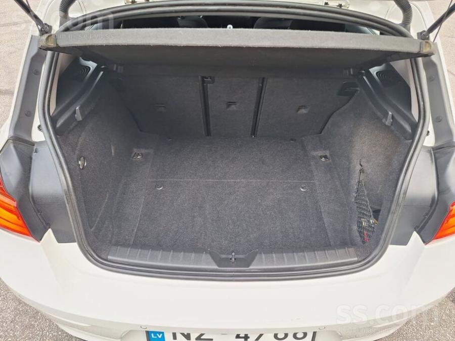 White BMW 116 2015 in Riga, with an engine capacity of 1.50 L and mileage of 174 thousand km for 7995 €, photo 12 on AUTOMOTO.COM.LV