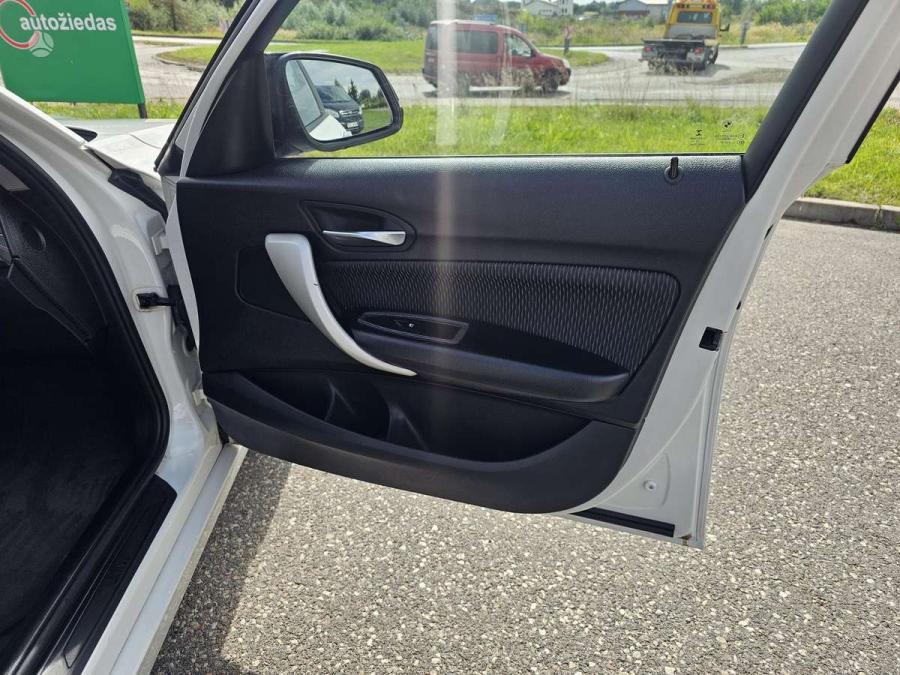 White BMW 116 2017 in Ukmerge, with an engine capacity of 1.50 L and mileage of 215 thousand km for 5950 €, photo 10 on AUTOMOTO.COM.LV