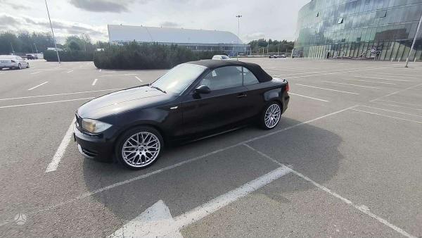 Black BMW 118 2009 in Siauliai, with an engine capacity of 2.00 L and mileage of 195 thousand km for 4400 €, photo 3 on AUTOMOTO.COM.LV