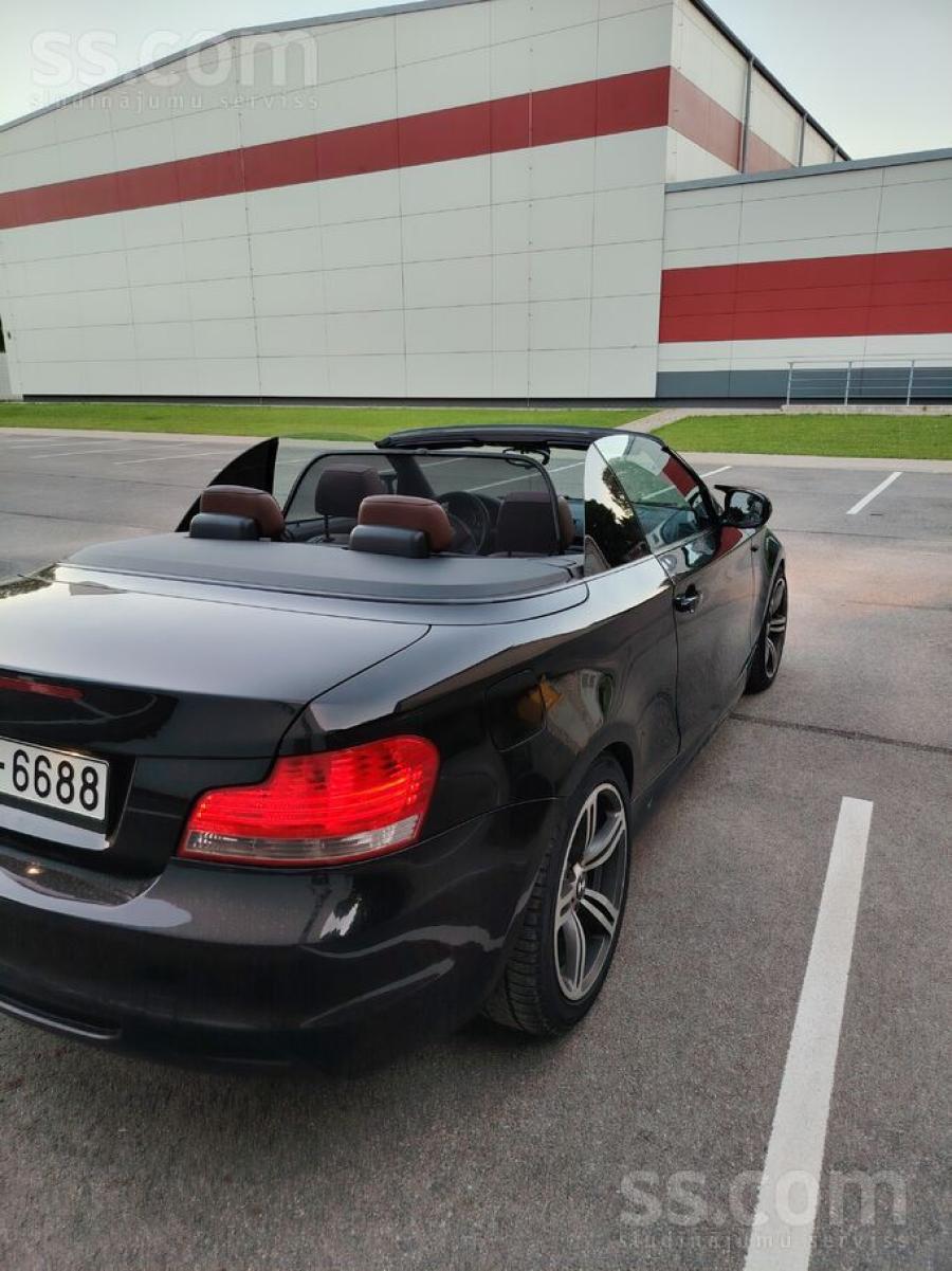 Black BMW 118 2010 in Bauska, with an engine capacity of 1.80 L and mileage of 210 thousand km for 8100 €, photo 4 on AUTOMOTO.COM.LV