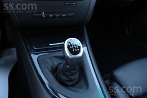 Black BMW 118 2011 in Tukums, with an engine capacity of 2.00 L and mileage of 220 thousand km for 6990 €, photo 27 on AUTOMOTO.COM.LV
