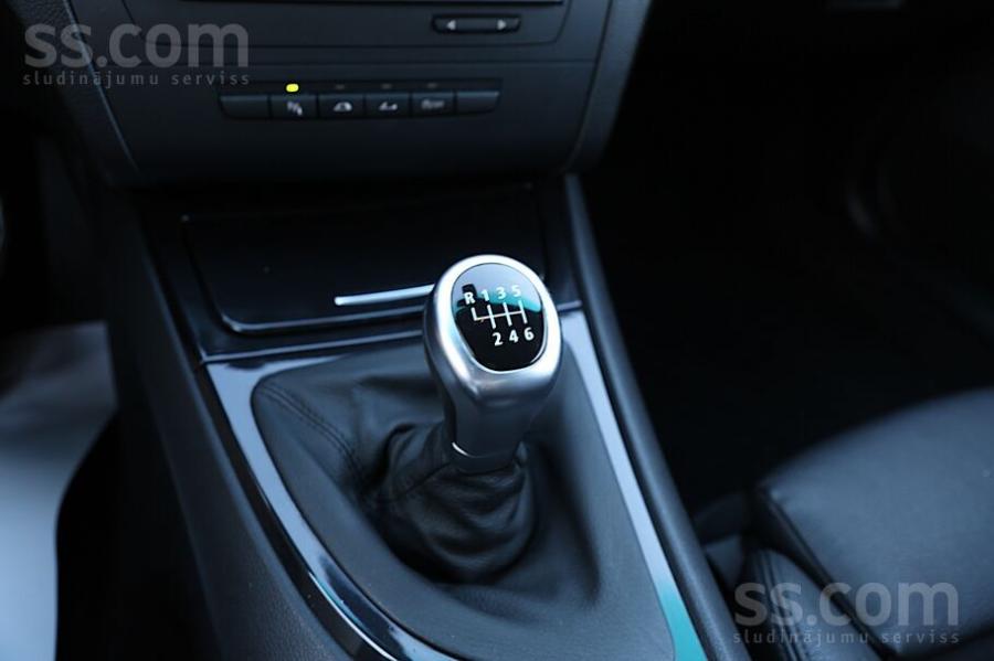 Black BMW 118 2011 in Tukums, with an engine capacity of 2.00 L and mileage of 220 thousand km for 6990 €, photo 27 on AUTOMOTO.COM.LV