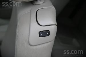 Black BMW 118 2013 in Riga, with an engine capacity of 2.00 L and mileage of 342 thousand km for 6995 €, photo 17 on AUTOMOTO.COM.LV