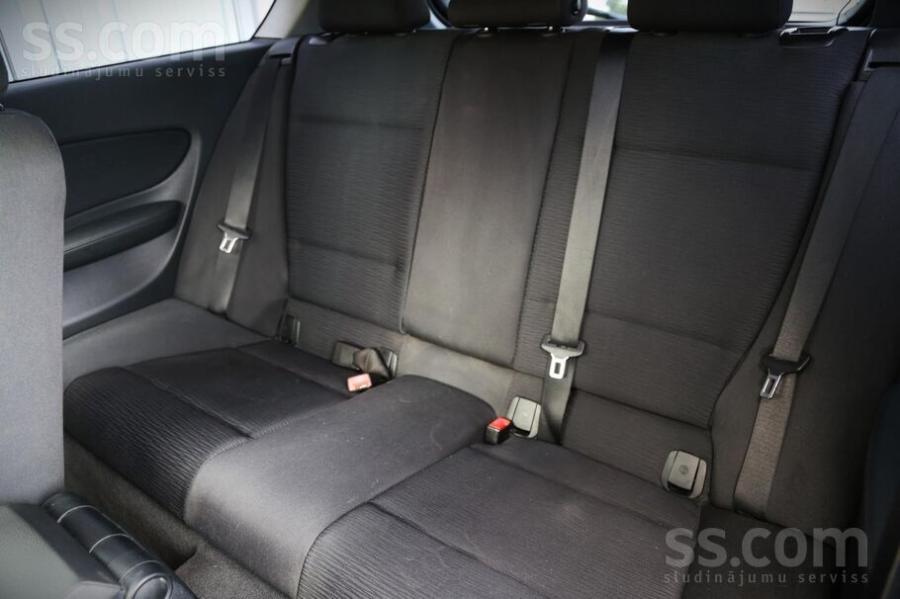 Black BMW 118 2007 in Riga, with an engine capacity of 2.00 L and mileage of 328 thousand km for 2495 €, photo 14 on AUTOMOTO.COM.LV