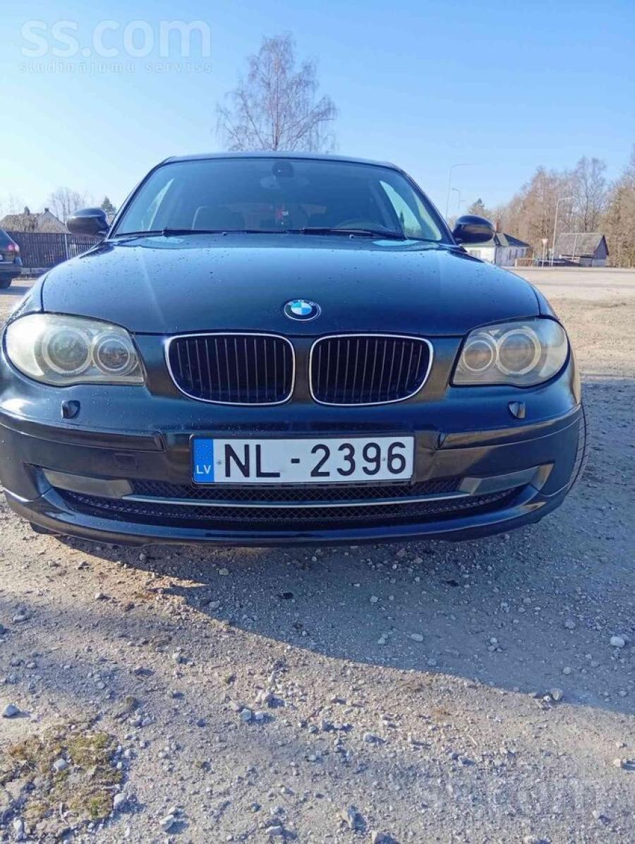 Black BMW 118 2008 in Saldus, with an engine capacity of 2.00 L and mileage of 326 thousand km for 2200 €, photo 4 on AUTOMOTO.COM.LV