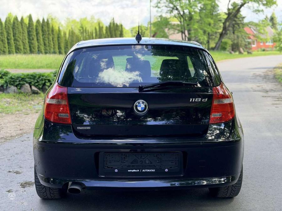 Melns BMW 118 2009 Utena, ar dzinēja tilpumu 2.00 L un nobraukumu 289 tūkst. km par 2995 €, foto 14 vietnē AUTOMOTO.COM.LV