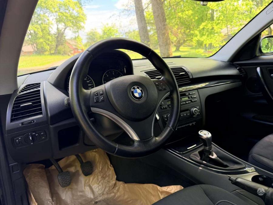 Melns BMW 118 2009 Utena, ar dzinēja tilpumu 2.00 L un nobraukumu 289 tūkst. km par 2995 €, foto 19 vietnē AUTOMOTO.COM.LV