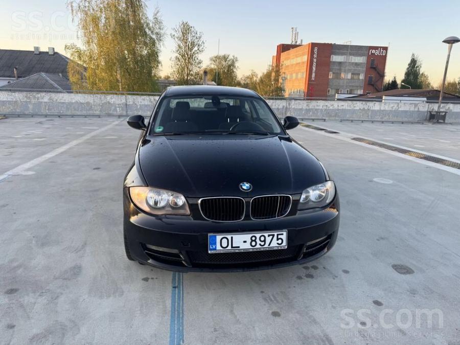 Black BMW 118 2010 in Riga, with an engine capacity of 2.00 L and mileage of 254 thousand km for 5100 €, photo 1 on AUTOMOTO.COM.LV