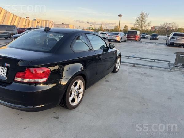 Black BMW 118 2010 in Riga, with an engine capacity of 2.00 L and mileage of 254 thousand km for 5100 €, photo 4 on AUTOMOTO.COM.LV