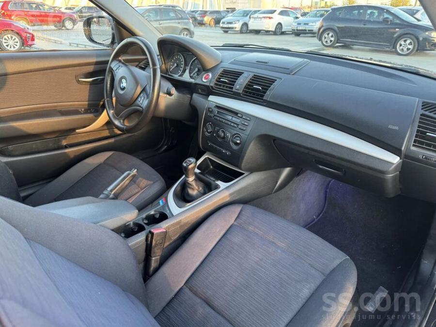 Black BMW 118 2010 in Riga, with an engine capacity of 2.00 L and mileage of 254 thousand km for 5100 €, photo 8 on AUTOMOTO.COM.LV