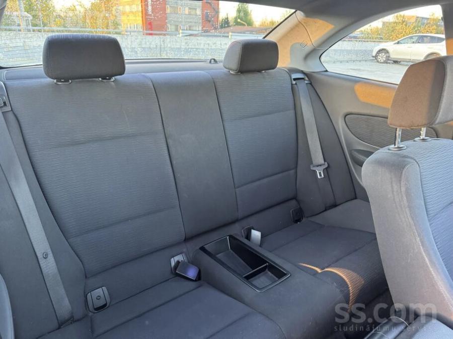 Black BMW 118 2010 in Riga, with an engine capacity of 2.00 L and mileage of 254 thousand km for 5100 €, photo 9 on AUTOMOTO.COM.LV