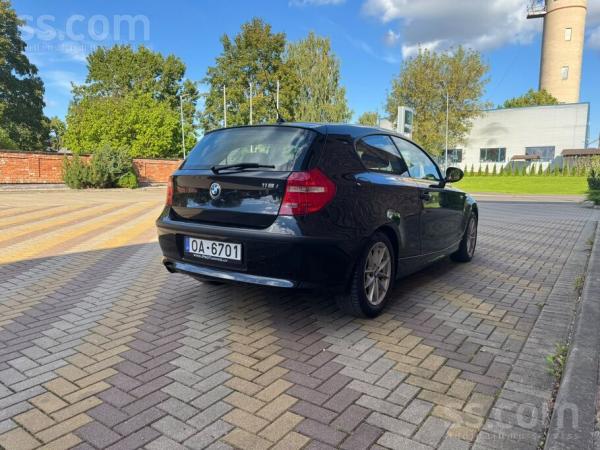 Black BMW 118 2010 in Preili, with an engine capacity of 2.00 L and mileage of 207 thousand km for 3500 €, photo 3 on AUTOMOTO.COM.LV