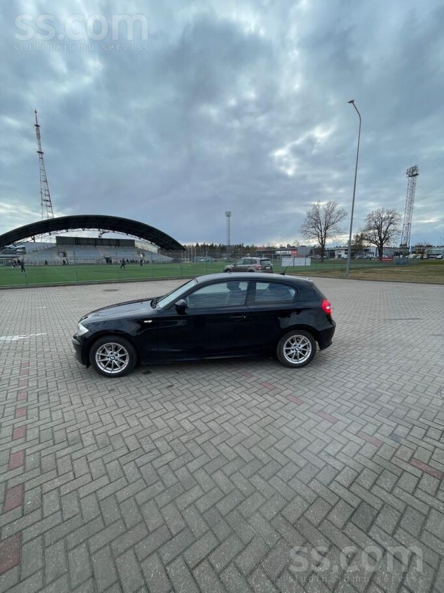 Black BMW 118 2011 in Valmiera, with an engine capacity of 2.00 L and mileage of 278 thousand km for 3800 €, photo 3 on AUTOMOTO.COM.LV