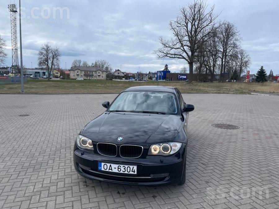 Black BMW 118 2011 in Valmiera, with an engine capacity of 2.00 L and mileage of 278 thousand km for 3800 €, photo 4 on AUTOMOTO.COM.LV