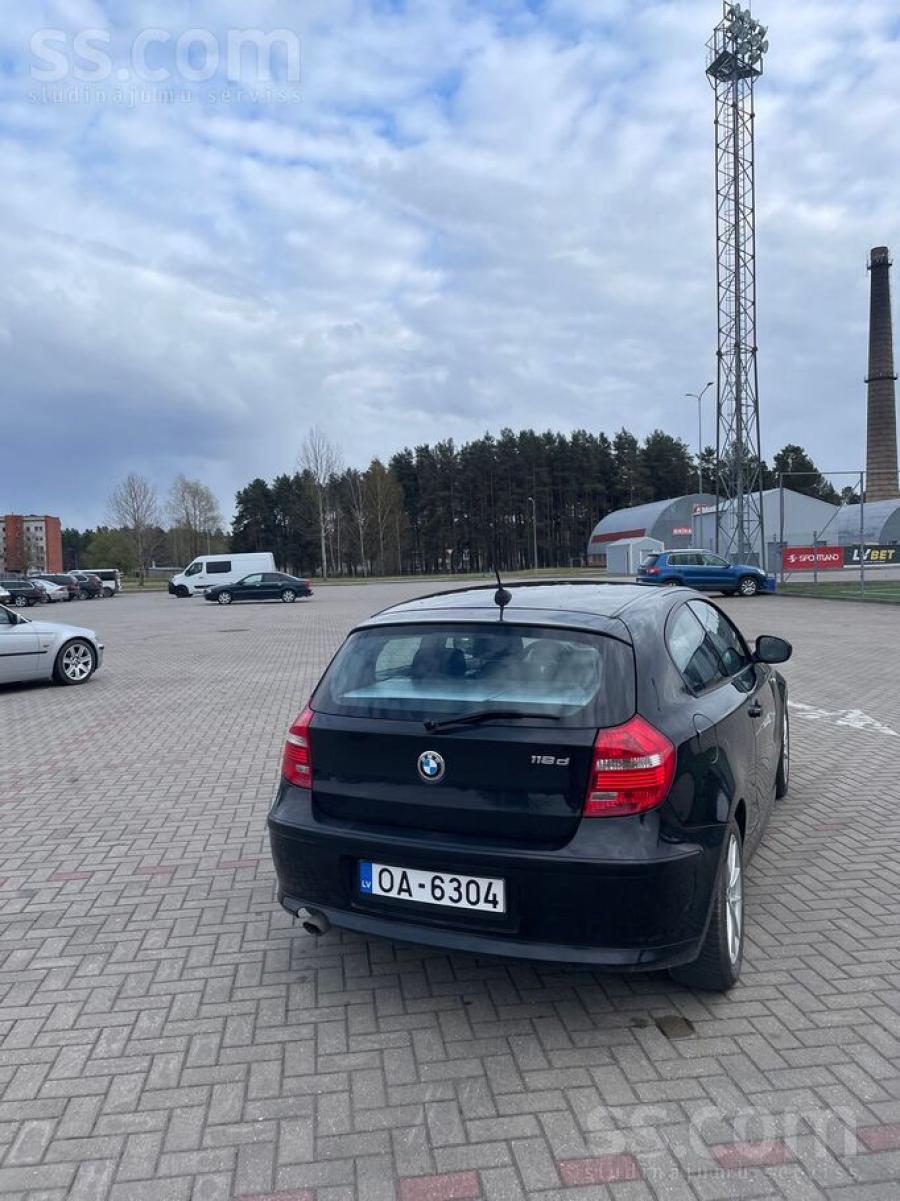 Black BMW 118 2011 in Valmiera, with an engine capacity of 2.00 L and mileage of 278 thousand km for 3800 €, photo 5 on AUTOMOTO.COM.LV