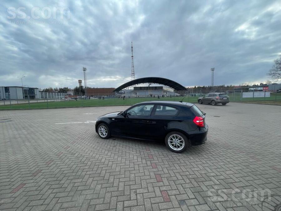 Black BMW 118 2011 in Valmiera, with an engine capacity of 2.00 L and mileage of 278 thousand km for 3800 €, photo 6 on AUTOMOTO.COM.LV