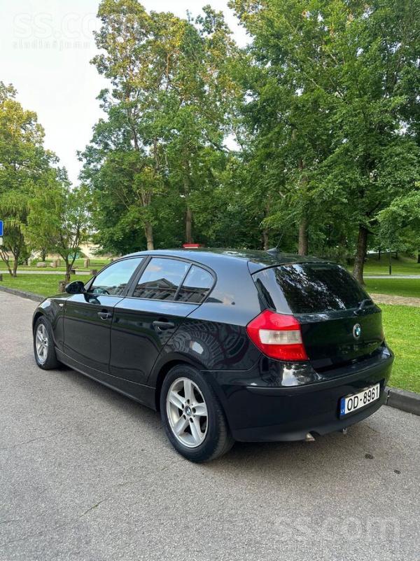 Black BMW 118 2004 in Jelgava, with an engine capacity of 2.00 L and mileage of 322 thousand km for 2550 €, photo 4 on AUTOMOTO.COM.LV