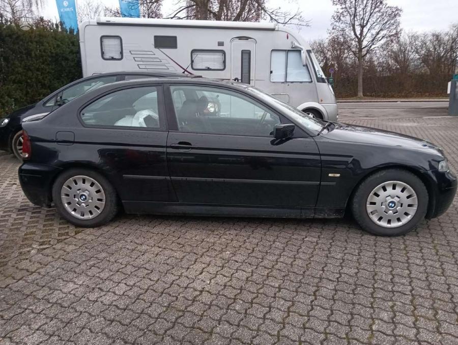 Black BMW 118 2004 in Utena, with an engine capacity of 1.80 L and mileage of 217 thousand km for 2650 €, photo 2 on AUTOMOTO.COM.LV