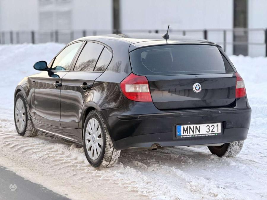 Black BMW 118 2004 in Vilnius, with an engine capacity of 2.00 L and mileage of 264 thousand km for 2500 €, photo 6 on AUTOMOTO.COM.LV