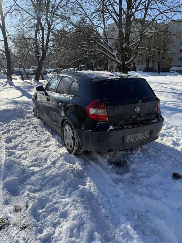 Black BMW 118 2005 in Kaunas, with an engine capacity of 2.00 L and mileage of 289 thousand km for 2300 €, photo 2 on AUTOMOTO.COM.LV