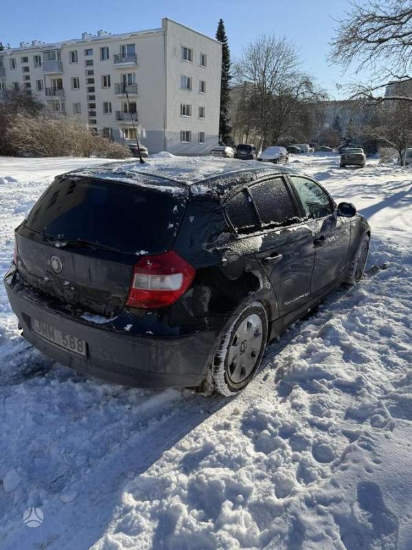 Black BMW 118 2005 in Kaunas, with an engine capacity of 2.00 L and mileage of 289 thousand km for 2300 €, photo 3 on AUTOMOTO.COM.LV