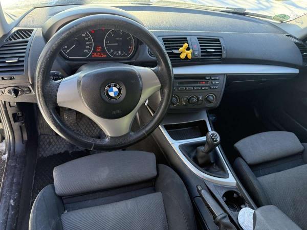 Black BMW 118 2005 in Kaunas, with an engine capacity of 2.00 L and mileage of 289 thousand km for 2300 €, photo 4 on AUTOMOTO.COM.LV