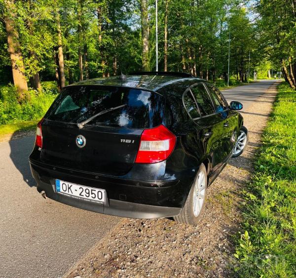 Black BMW 118 2005 in Liepaja, with an engine capacity of 2.00 L and mileage of 113 thousand km for 2250 €, photo 5 on AUTOMOTO.COM.LV