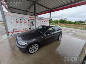 Black BMW 118 2005 in Riga, with an engine capacity of 2.00 L and mileage of 322 thousand km for 2500 €, photo 3 on AUTOMOTO.COM.LV