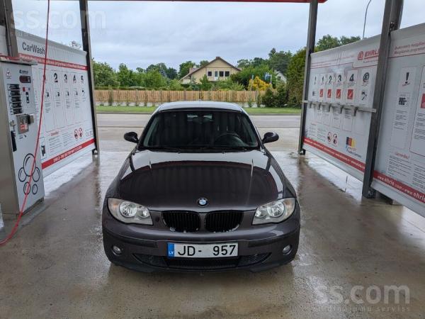 Black BMW 118 2005 in Riga, with an engine capacity of 2.00 L and mileage of 322 thousand km for 2500 €, photo 3 on AUTOMOTO.COM.LV