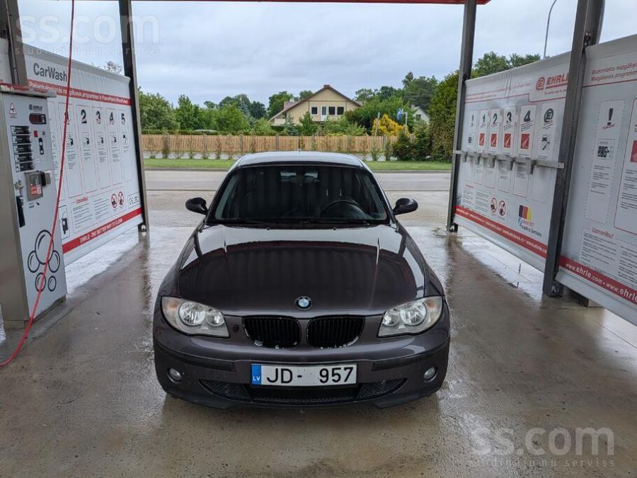 Black BMW 118 2005 in Riga, with an engine capacity of 2.00 L and mileage of 322 thousand km for 2500 €, photo 4 on AUTOMOTO.COM.LV