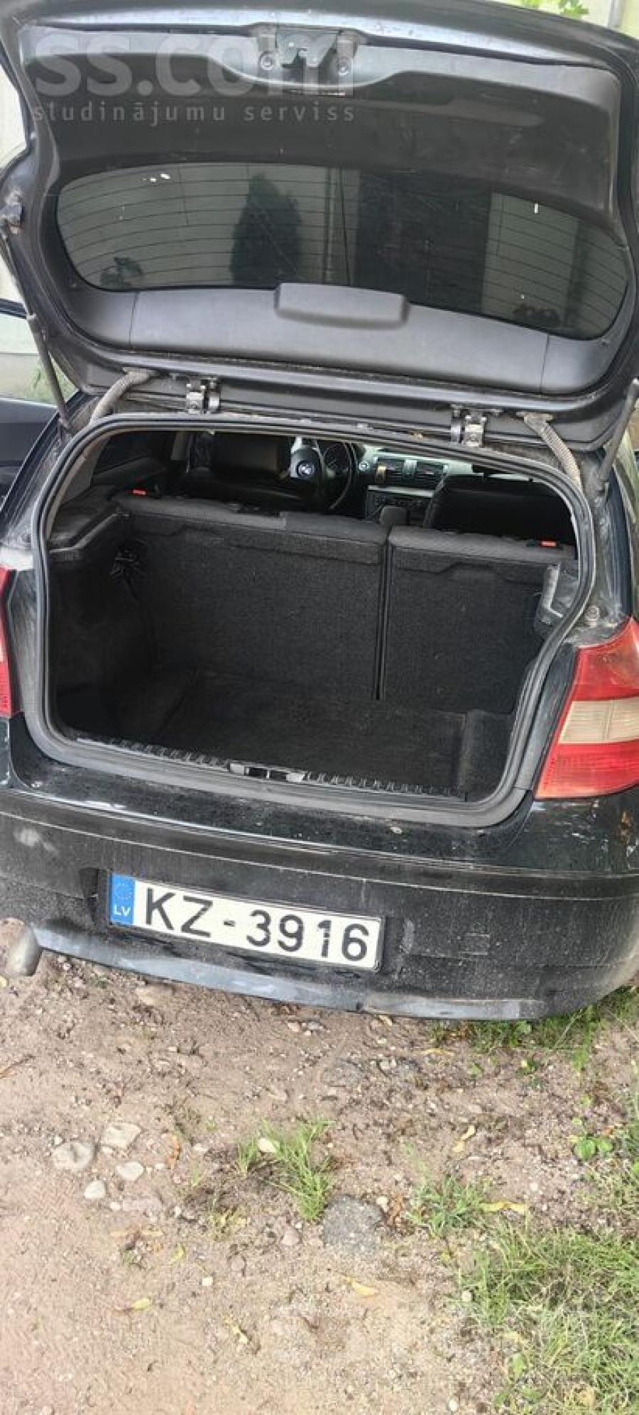 Melns BMW 118 2005 Tukums, ar dzinēja tilpumu 2.00 L un nobraukumu 380 tūkst. km par 1000 €, foto 4 vietnē AUTOMOTO.COM.LV