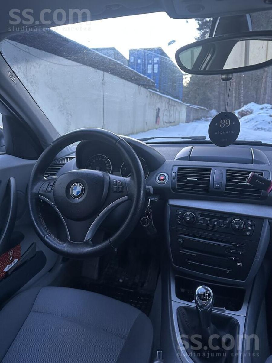 Black BMW 118 2005 in Riga, with an engine capacity of 2.00 L and mileage of 414 thousand km for 2650 €, photo 6 on AUTOMOTO.COM.LV