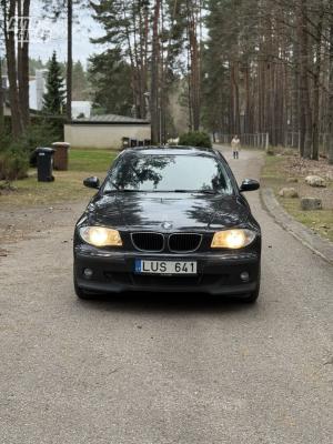 Melns BMW 118 2006 Viļņa, ar dzinēja tilpumu 2.00 L un nobraukumu 263 tūkst. km par 2250 €, foto  vietnē AUTOMOTO.COM.LV