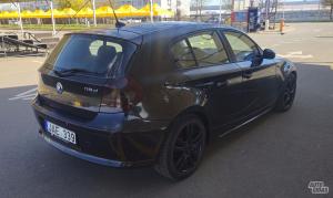 Black BMW 118 2006 in Kaunas, with an engine capacity of 2.00 L and mileage of 349 thousand km for 1800 €, photo 4 on AUTOMOTO.COM.LV