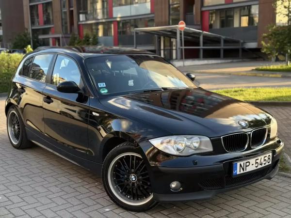Black BMW 118 2006 in Riga, with an engine capacity of 2.00 L and mileage of 305 thousand km for 2290 €, photo 1 on AUTOMOTO.COM.LV