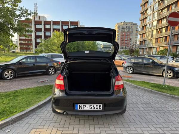 Black BMW 118 2006 in Riga, with an engine capacity of 2.00 L and mileage of 305 thousand km for 2290 €, photo 5 on AUTOMOTO.COM.LV