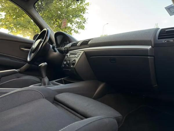Black BMW 118 2006 in Riga, with an engine capacity of 2.00 L and mileage of 305 thousand km for 2290 €, photo 6 on AUTOMOTO.COM.LV