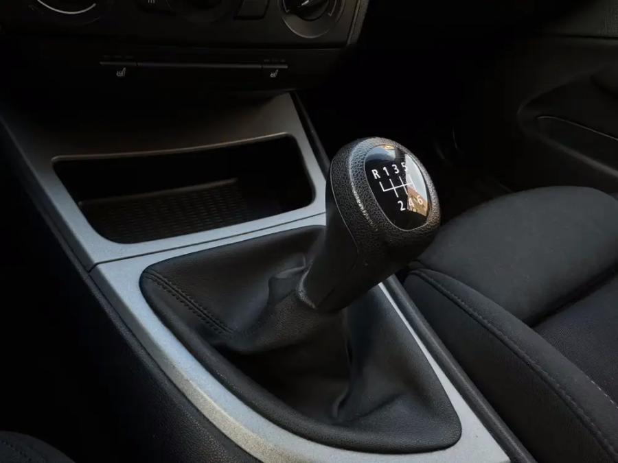 Melns BMW 118 2006 Rīga, ar dzinēja tilpumu 2.00 L un nobraukumu 305 tūkst. km par 2290 €, foto 16 vietnē AUTOMOTO.COM.LV