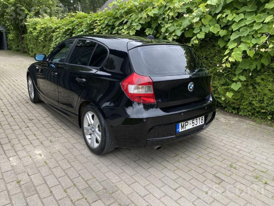 Black BMW 118 2006 in Riga, with an engine capacity of 2.00 L and mileage of 335 thousand km for 2750 €, photo 3 on AUTOMOTO.COM.LV