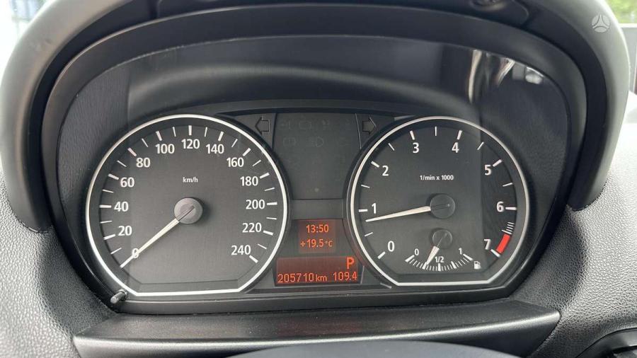 Black BMW 118 2006 in Klaipeda, with an engine capacity of 2.00 L and mileage of 206 thousand km for 2950 €, photo 16 on AUTOMOTO.COM.LV