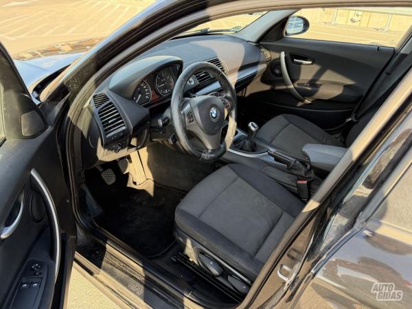 Black BMW 118 2006 in Vilnius, with an engine capacity of 2.00 L and mileage of 298 thousand km for 2500 €, photo 9 on AUTOMOTO.COM.LV