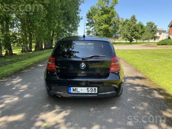 Black BMW 118 2007 in Riga, with an engine capacity of 1.80 L and mileage of 339 thousand km for 3000 €, photo 4 on AUTOMOTO.COM.LV