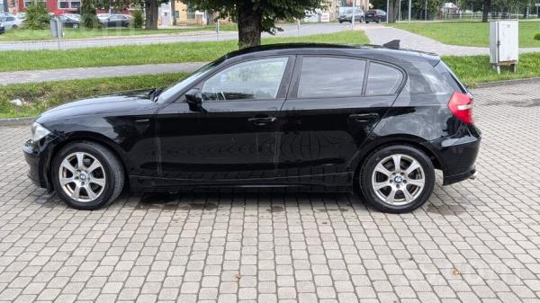Black BMW 118 2007 in Riga, with an engine capacity of 2.00 L and mileage of 204 thousand km for 3800 €, photo 4 on AUTOMOTO.COM.LV