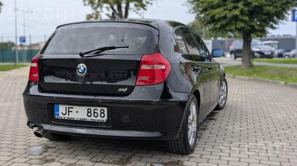 Black BMW 118 2007 in Riga, with an engine capacity of 2.00 L and mileage of 204 thousand km for 3800 €, photo 6 on AUTOMOTO.COM.LV
