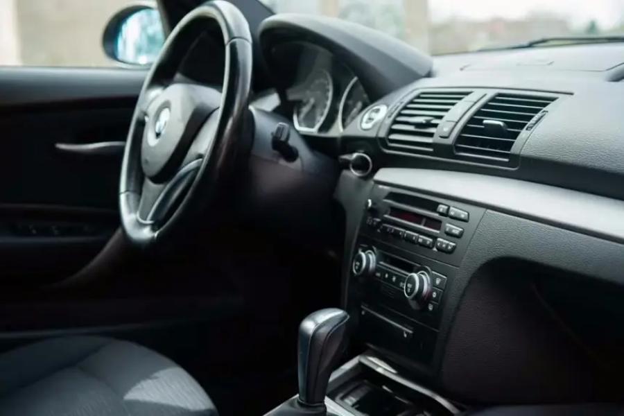 Black BMW 118 2007 in Grobiņa, with an engine capacity of 2.00 L and mileage of 297 thousand km for 4900 €, photo 13 on AUTOMOTO.COM.LV