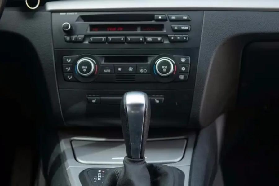 Black BMW 118 2007 in Grobiņa, with an engine capacity of 2.00 L and mileage of 297 thousand km for 4900 €, photo 16 on AUTOMOTO.COM.LV