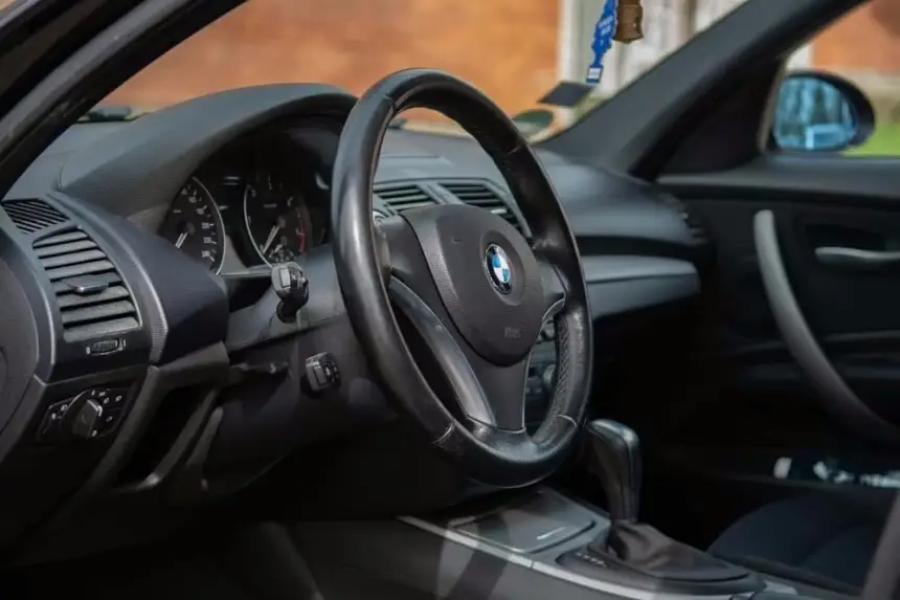 Black BMW 118 2007 in Grobiņa, with an engine capacity of 2.00 L and mileage of 297 thousand km for 4900 €, photo 17 on AUTOMOTO.COM.LV