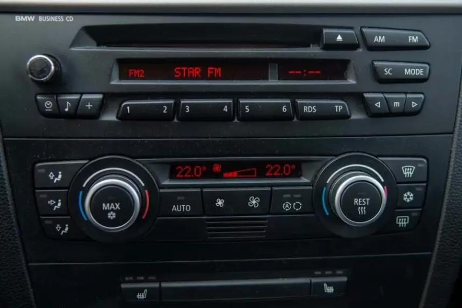 Black BMW 118 2007 in Grobiņa, with an engine capacity of 2.00 L and mileage of 297 thousand km for 4900 €, photo 19 on AUTOMOTO.COM.LV