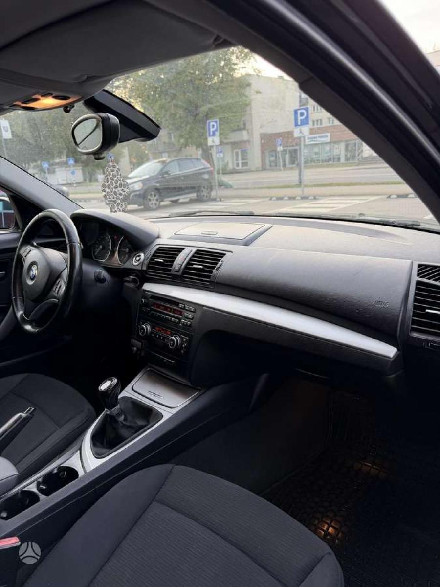 Black BMW 118 2007 in Kaisiadorys, with an engine capacity of 2.00 L and mileage of 318 thousand km for 2350 €, photo 26 on AUTOMOTO.COM.LV